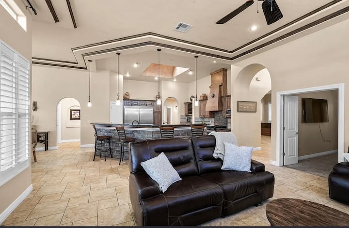 5 Bedroom Home, Dog Friendly With Community Pool - Las Cruces, NM