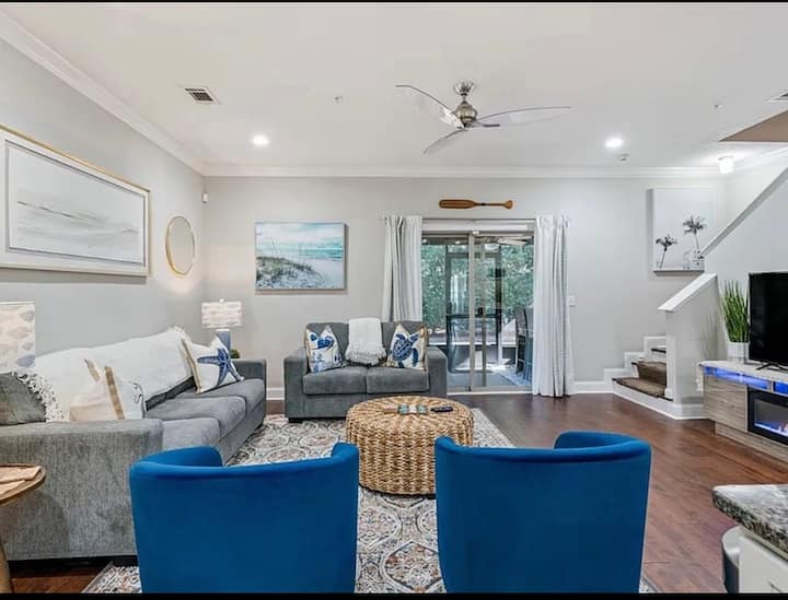 Bright Island Retreat With Pool & Screened Porch - Brunswick, GA