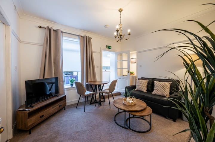 Coastal Nest | Cosy Flat | Town Centre Near Beach - Ardrossan