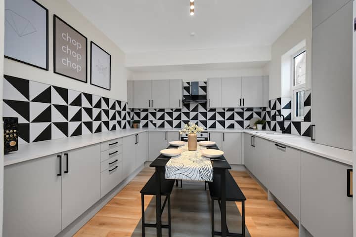 North Sherwood House - 6 Bedrooms 4 Bath. - Southwell