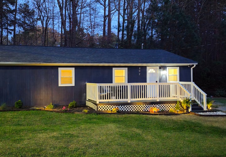 Stylish Retreat Near Caromont | Cozy Porch - 達拉斯
