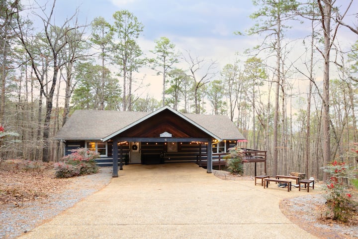 Luxury Log Cabin | Sleeps 13 | 2 King Suites - Hot Springs Village, AR
