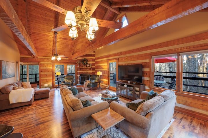 Luxury Log Cabin | Sleeps 13 | 2 King Suites - Hot Springs Village, AR