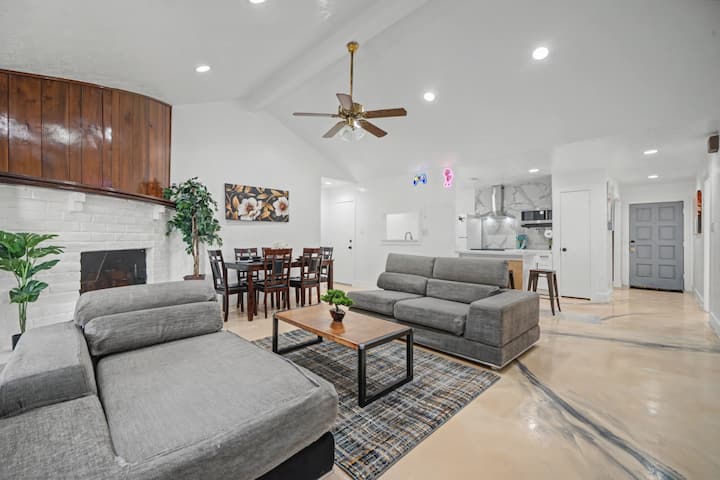 Htx Central Retreat | Sleep 14 | Pool Table+arcade - Sugar Land, TX