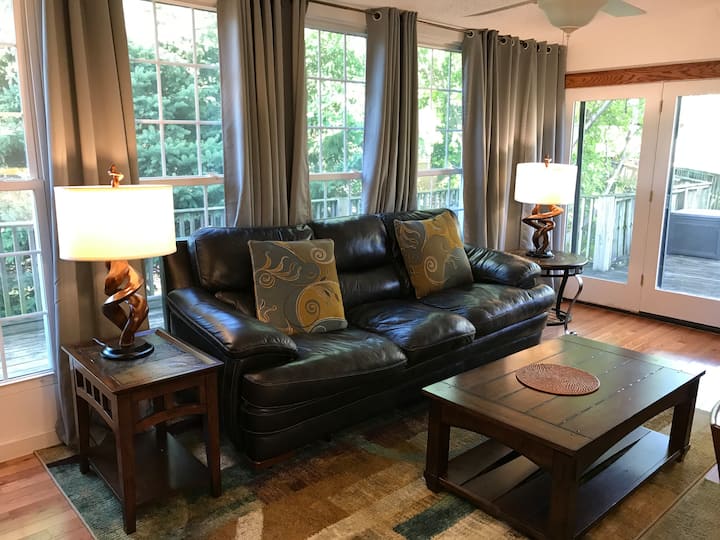 Bluff Top Apartment With View - Dubuque, IA