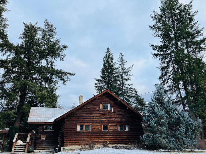 Charming Log Home Lake & Mountain Views/w Hot Tub - Sicamous