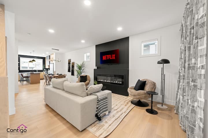 The Grande | Ac |Garage | Yard | 10 Min To Rogers - Edmonton