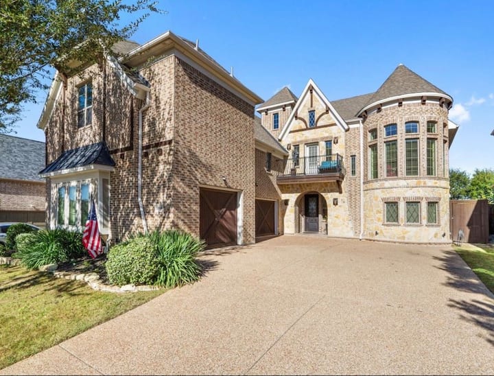 Spacious Home With Heated Pool, Media Room & Spa - Allen, TX