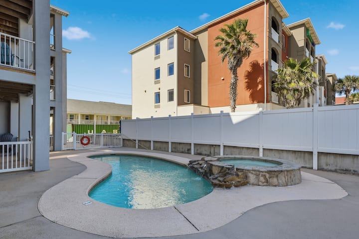 Ocean View • Walk To Beach • Pool • Sleeps 12 - Corpus Christi, TX