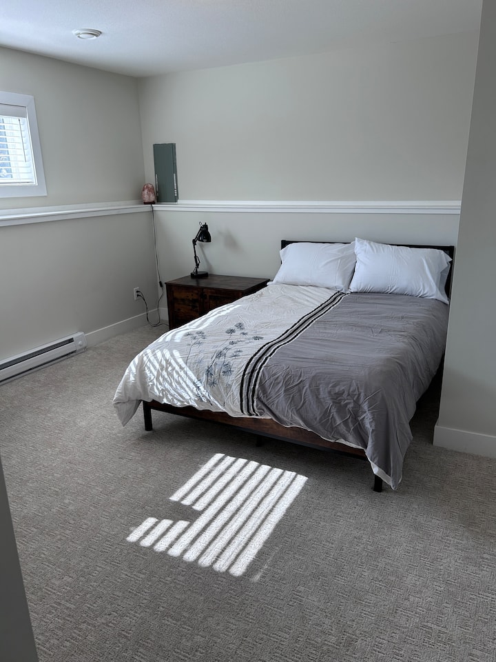 2 Bed., 1 Bath, Near Soccer, Baseball, Arena, Ymca - Kelowna