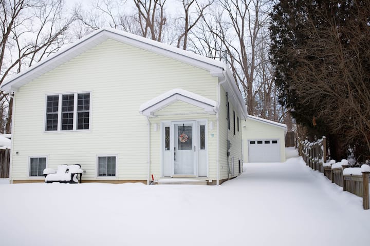Bright And Colourful Beach House - Simcoe