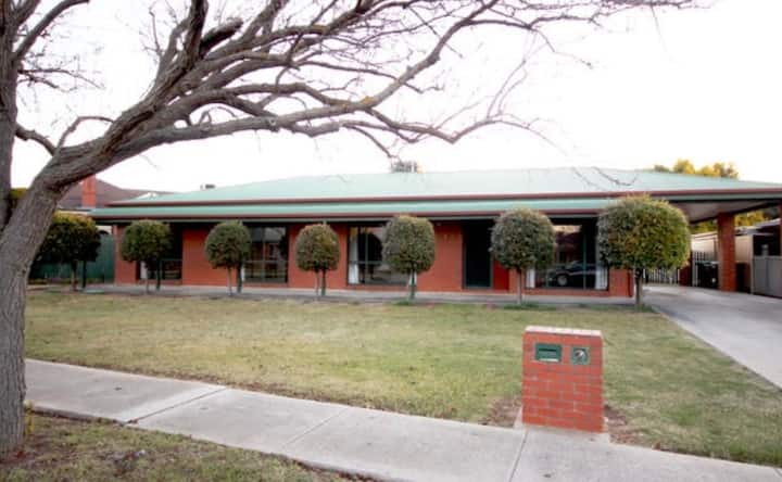 Manor On Mcinytre - Horsham