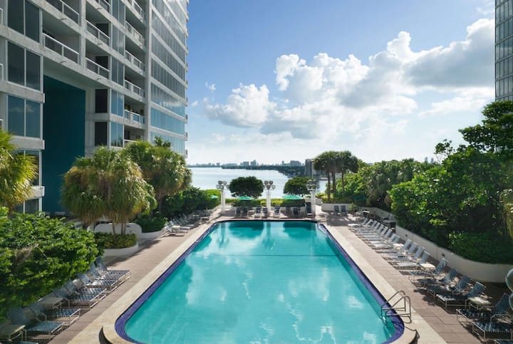 35th Floor Edgewater Luxe Apt W Steamroom & Office - The Bahamas