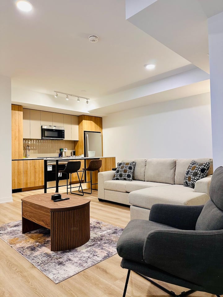 Modern & Cozy Townhouse | 2 Bed + 3 Bath W/parking - Brampton