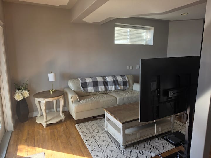 2 Bedroom 1000 Sqft On The Pond With Washer/ Dryer - Fort McMurray
