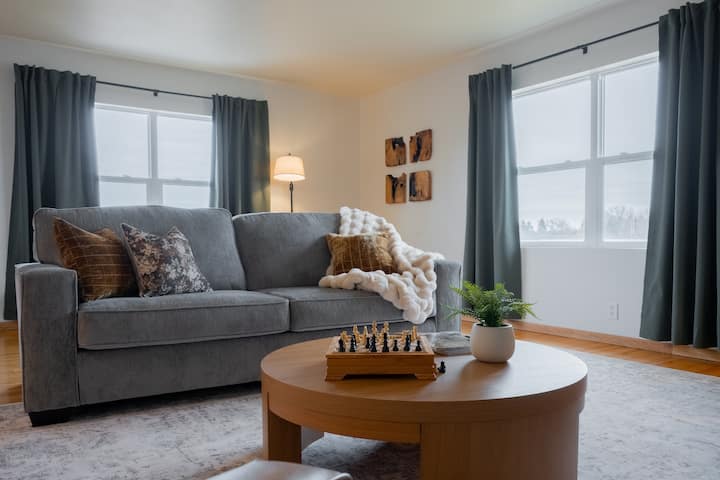 Hot Tub! Room For Everyone - Sleeps 14, Near Msum! - Minnesota