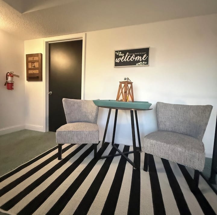 Downtown Retro Modern Flat- 4 Blocks To The Beach! - Crescent City, CA