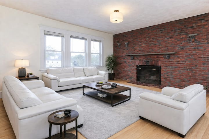 Spacious Apartment, Minutes To Green Line, Parking - Boston, MA
