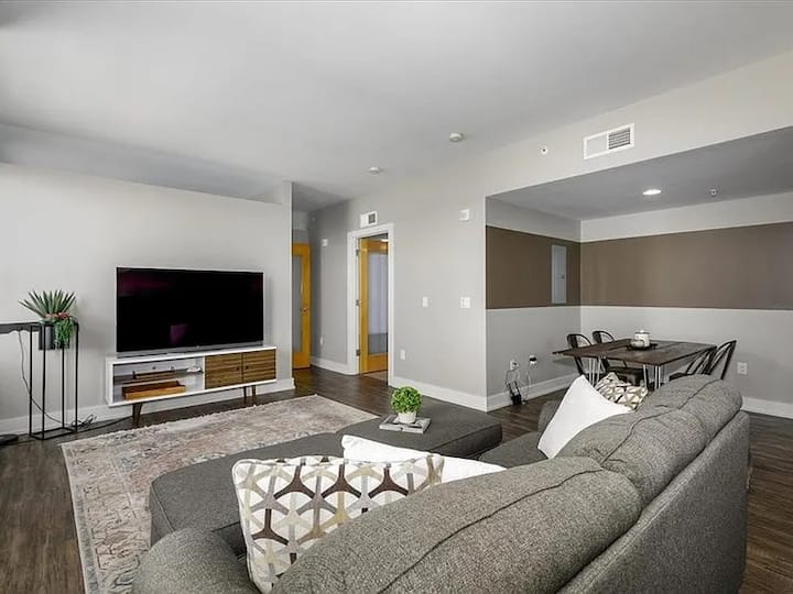 Kirkwood Condo• Dining, Nightlife & Skywalk - Des Moines, IA