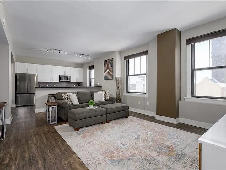 Stylish Downtown Condo • Historic Charm - Des Moines, IA