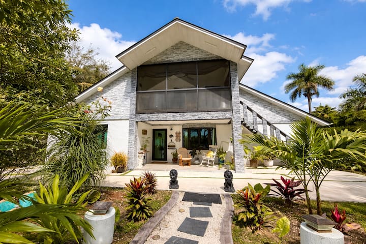 Spacious Tropical Retreat | 4br | Sleeps 12 - Homestead, FL