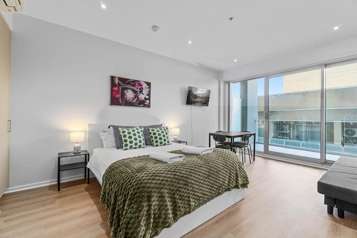 Divinity On Morphett | Chic Central Studio Escape - Adelaide Hills Council