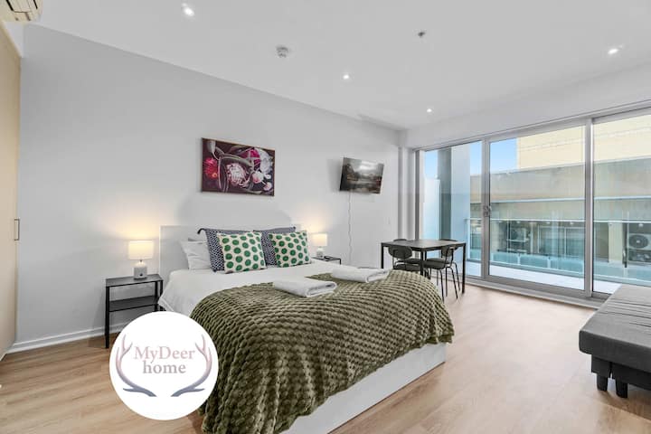 Divinity On Morphett | Chic Central Studio Escape - Adelaide