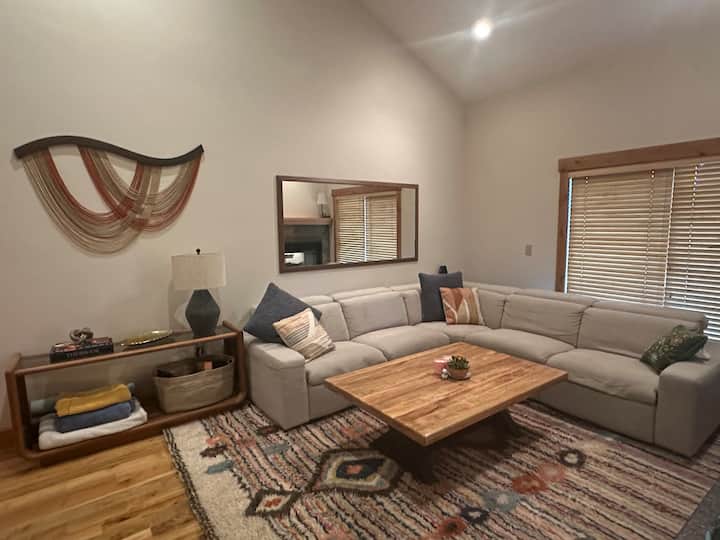 Cozy Light Downtown Truckee Home - Truckee, CA