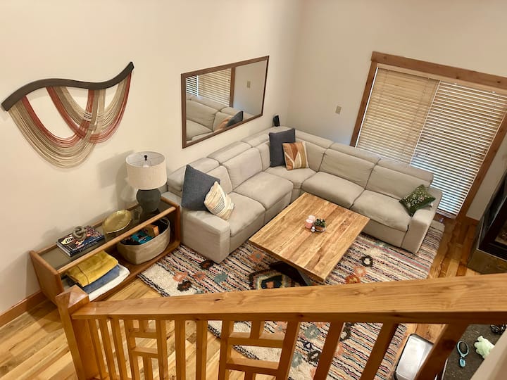 Cozy Light Downtown Truckee Home - Truckee, CA