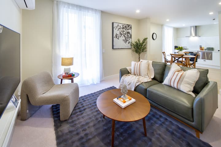 Charming 2-bedroom Rose Cottage With Parking - Christchurch