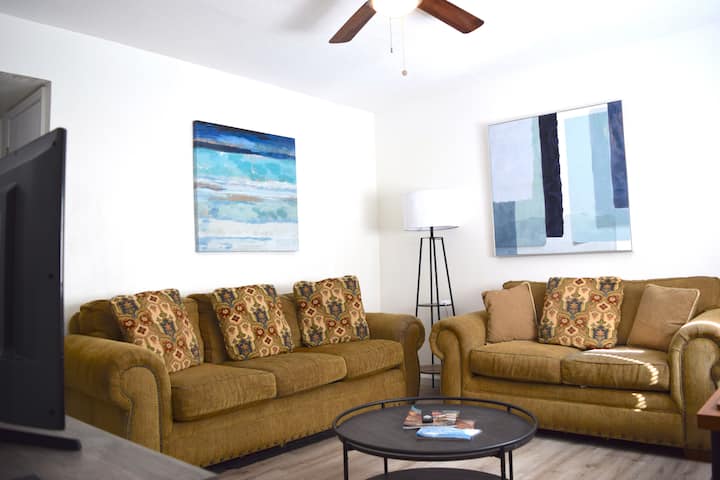 Private 2 Bd Apt Near Unm Stadium - Albuquerque, NM