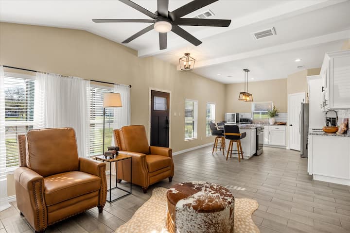 Off Street Parking For 4 + Boat; 1/2 Mi To Square - Granbury, TX