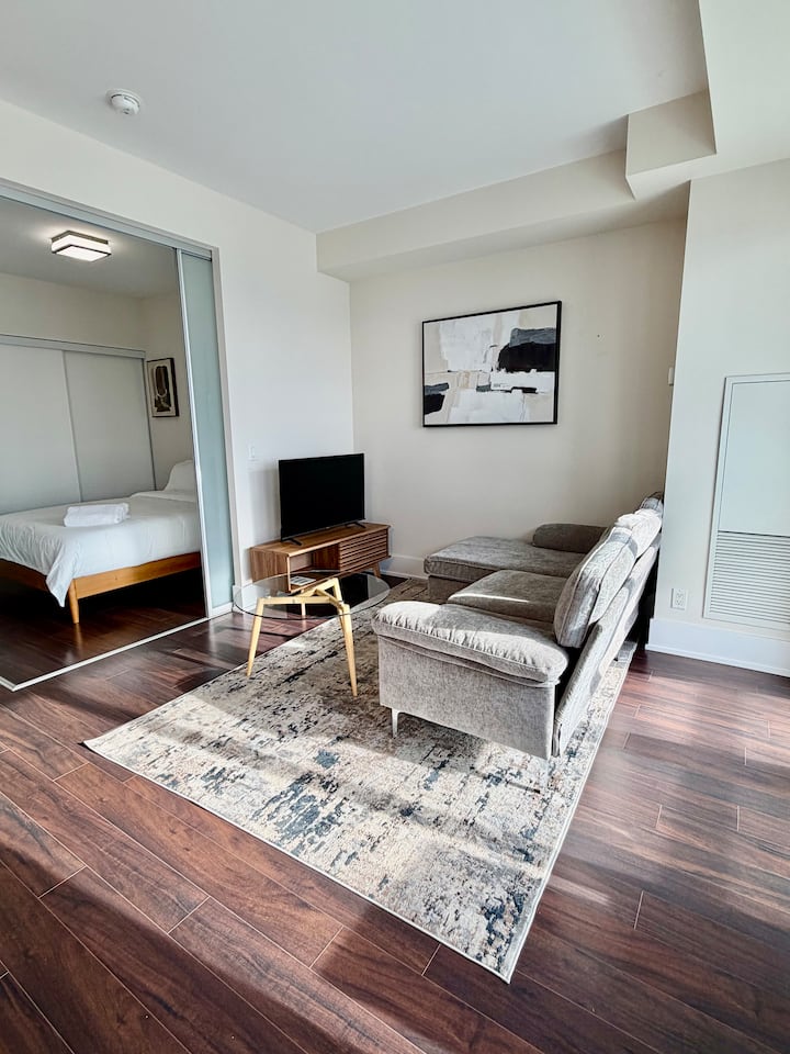 Prime Downtown : 1 Bed 1 Bath +Study+ Free Parking - Toronto