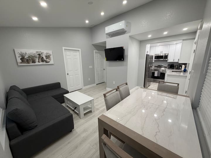 The Back House: Modern Living, Cozy Comfort - Fresno, CA