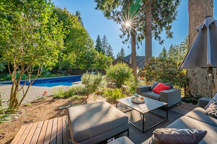 Private Resort W/ Heated Pool & Sauna • Sleeps 12 - 