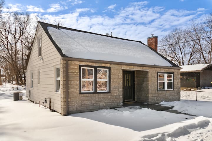 Cozy Charmer | 5 Min To Uranus Fudge | Near Nestle - Pendleton, IN