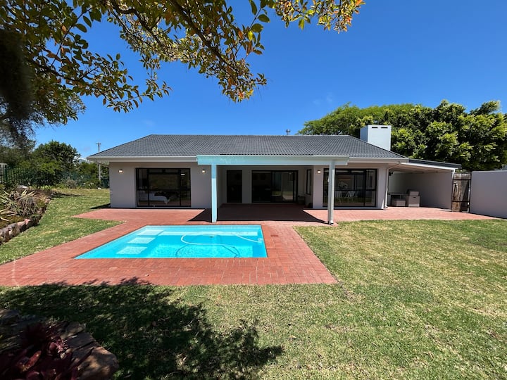 Beach Daze | New 4 Br | Walk To Beach | Modern - Plettenberg Bay