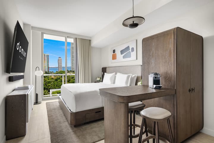 Stunning Miami Studio With Bay View & Pool - Miami, FL