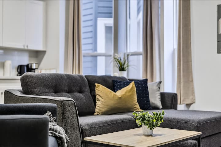 Cozy & Modern 1br | Queen Bed + Pullout | Sleeps 3 - Hamilton