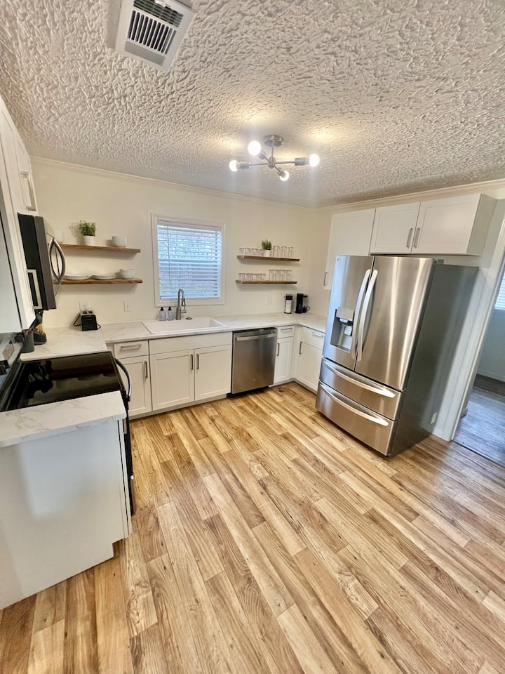 Stark Social House | Sleeps 6 | Game Day - Starkville, MS