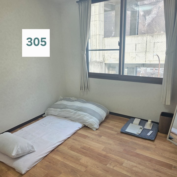 305 です  大人1名まで可能です地デジtvありません   新幹線側なので音がします - 十日町市