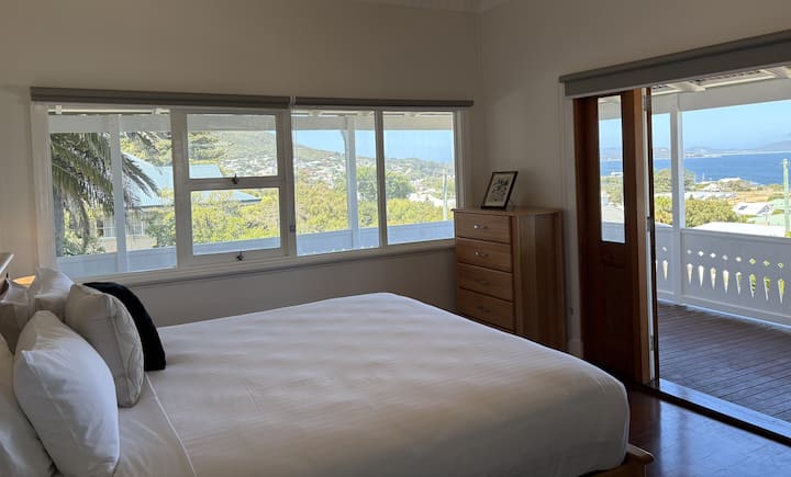 Blue Horizon House | Sweeping Ocean Views - Albany