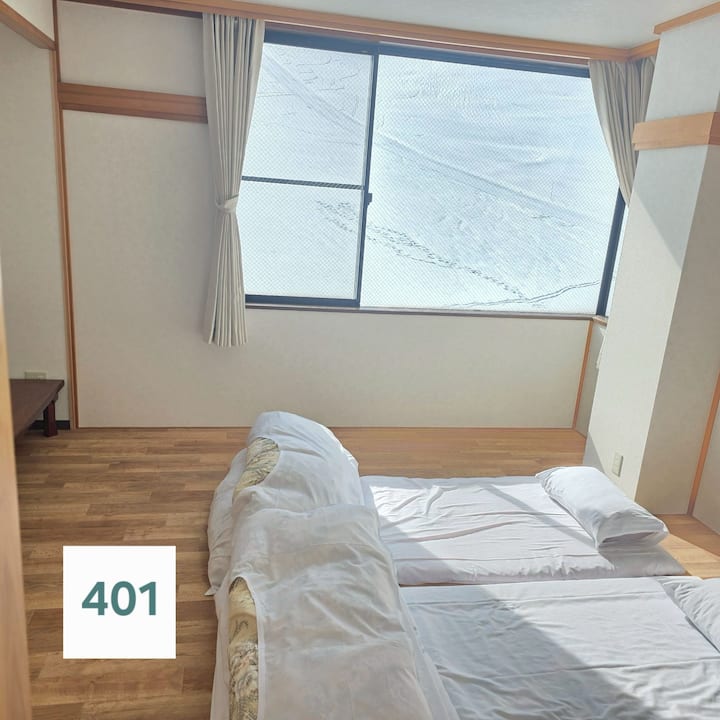 越後湯沢にある小さなペンションの401 角部屋です裏はすぐゲレンデです地デジありません - Yuzawa