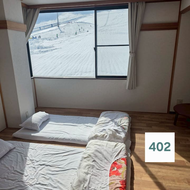 越後湯沢にある小さなペンションの402角部屋です裏はすぐゲレンデです地デジありません - 十日町市