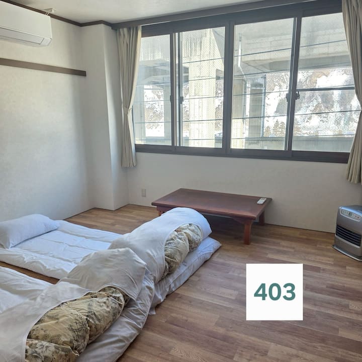 越後湯沢にある小さなペンションの403角部屋です　鉄道線路側なので音がします　地デジありません - Yuzawa
