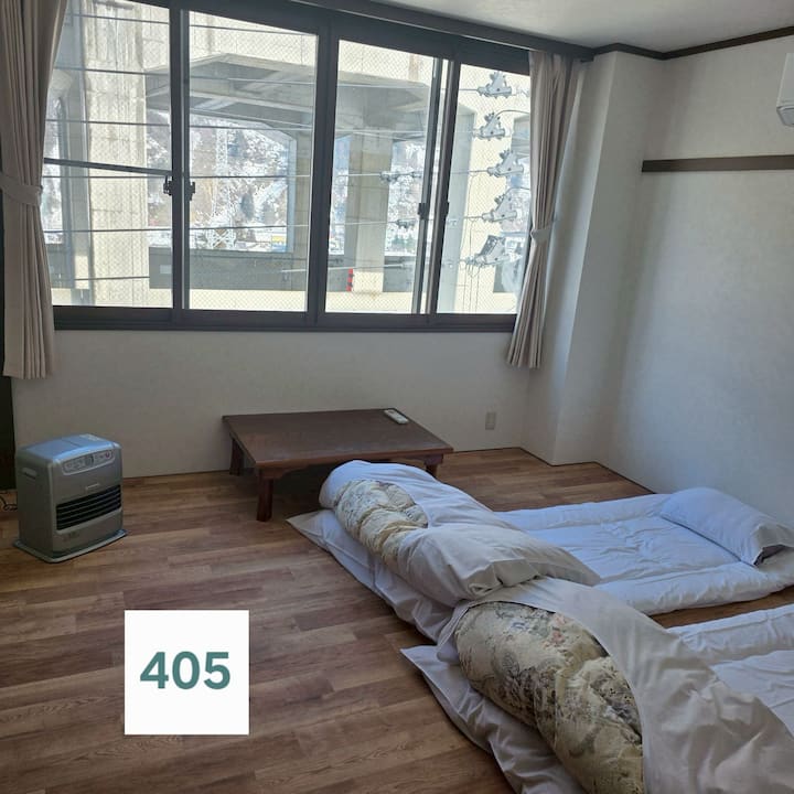 越後湯沢にある小さなペンションの405角部屋です　鉄道線路側なので音がします　地デジありません - Yuzawa