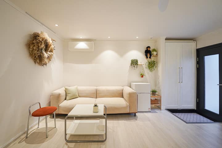 Choryang Comma,(초량 쉼표) - Busan