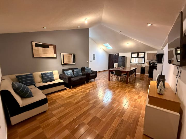 Amplio Y Comodo Apartamento En Zona 14 Con Balcón - Guatemala City