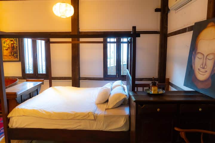 Heritage Upstairs Suite With Patio - Luang Prabang