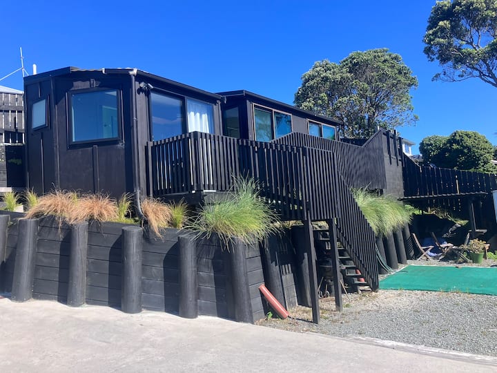 Unique Coastal Studio – Spectacular Views & Sun - Porirua